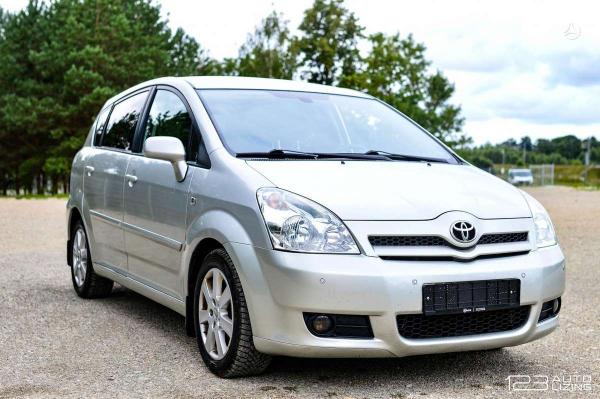 Pelēks Toyota Corolla Verso 2006 Kretinga, ar dzinēja tilpumu 2.20 L un nobraukumu 406 tūkst. km par 2250 €, foto 4 vietnē AUTOMOTO.COM.LV