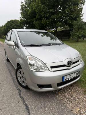 Grey Toyota Corolla Verso 2006 in Vilnius, with an engine capacity of 2.23 L and mileage of 316 thousand km for 1850 €, photo  on AUTOMOTO.COM.LV