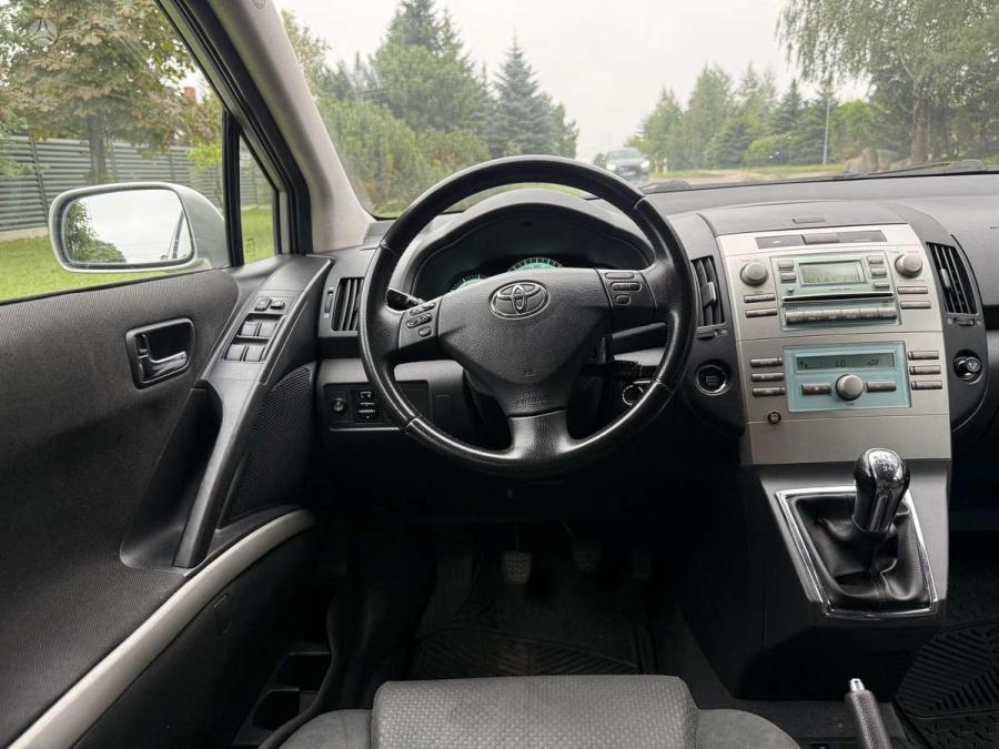Pelēks Toyota Corolla Verso 2006 Viļņa, ar dzinēja tilpumu 2.23 L un nobraukumu 316 tūkst. km par 1850 €, foto 14 vietnē AUTOMOTO.COM.LV