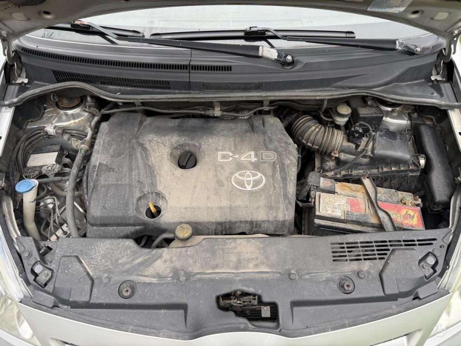 Pelēks Toyota Corolla Verso 2006 Viļņa, ar dzinēja tilpumu 2.23 L un nobraukumu 316 tūkst. km par 1850 €, foto 17 vietnē AUTOMOTO.COM.LV