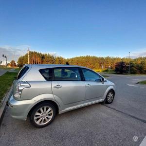 Grey Toyota Corolla Verso 2006 in Utena, with an engine capacity of 2.23 L and mileage of 383 thousand km for 1800 €, photo 4 on AUTOMOTO.COM.LV