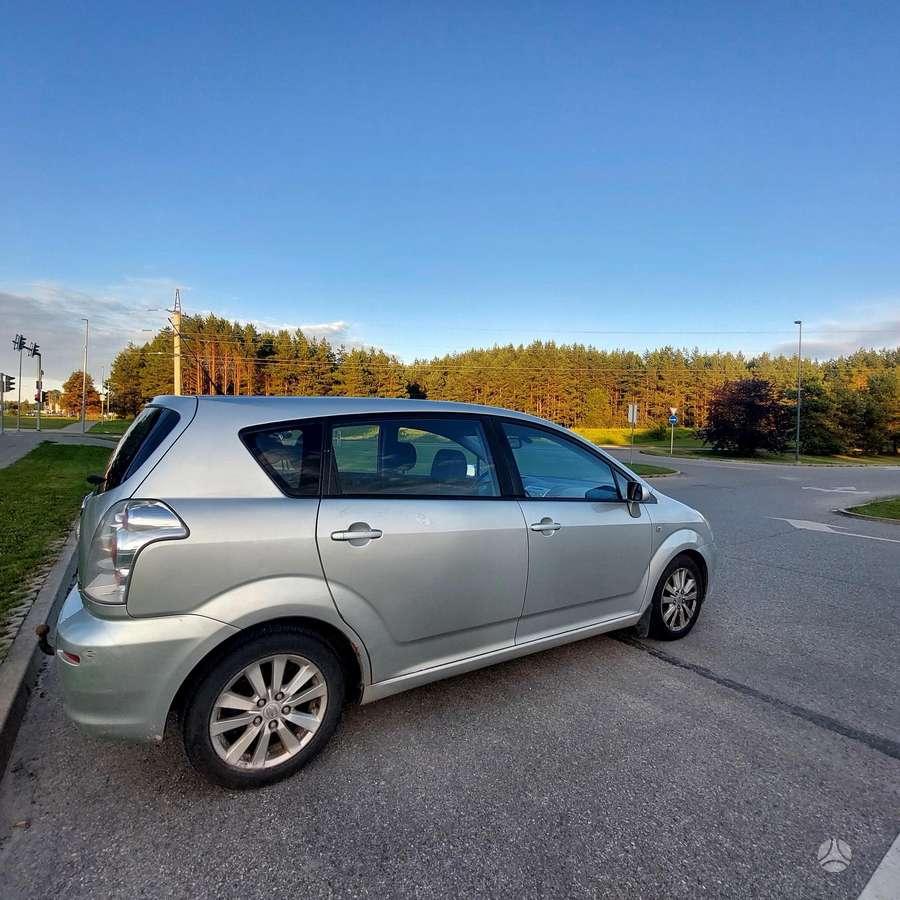 Grey Toyota Corolla Verso 2006 in Utena, with an engine capacity of 2.23 L and mileage of 383 thousand km for 1800 €, photo 4 on AUTOMOTO.COM.LV