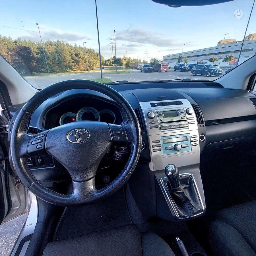 Grey Toyota Corolla Verso 2006 in Utena, with an engine capacity of 2.23 L and mileage of 383 thousand km for 1800 €, photo 5 on AUTOMOTO.COM.LV