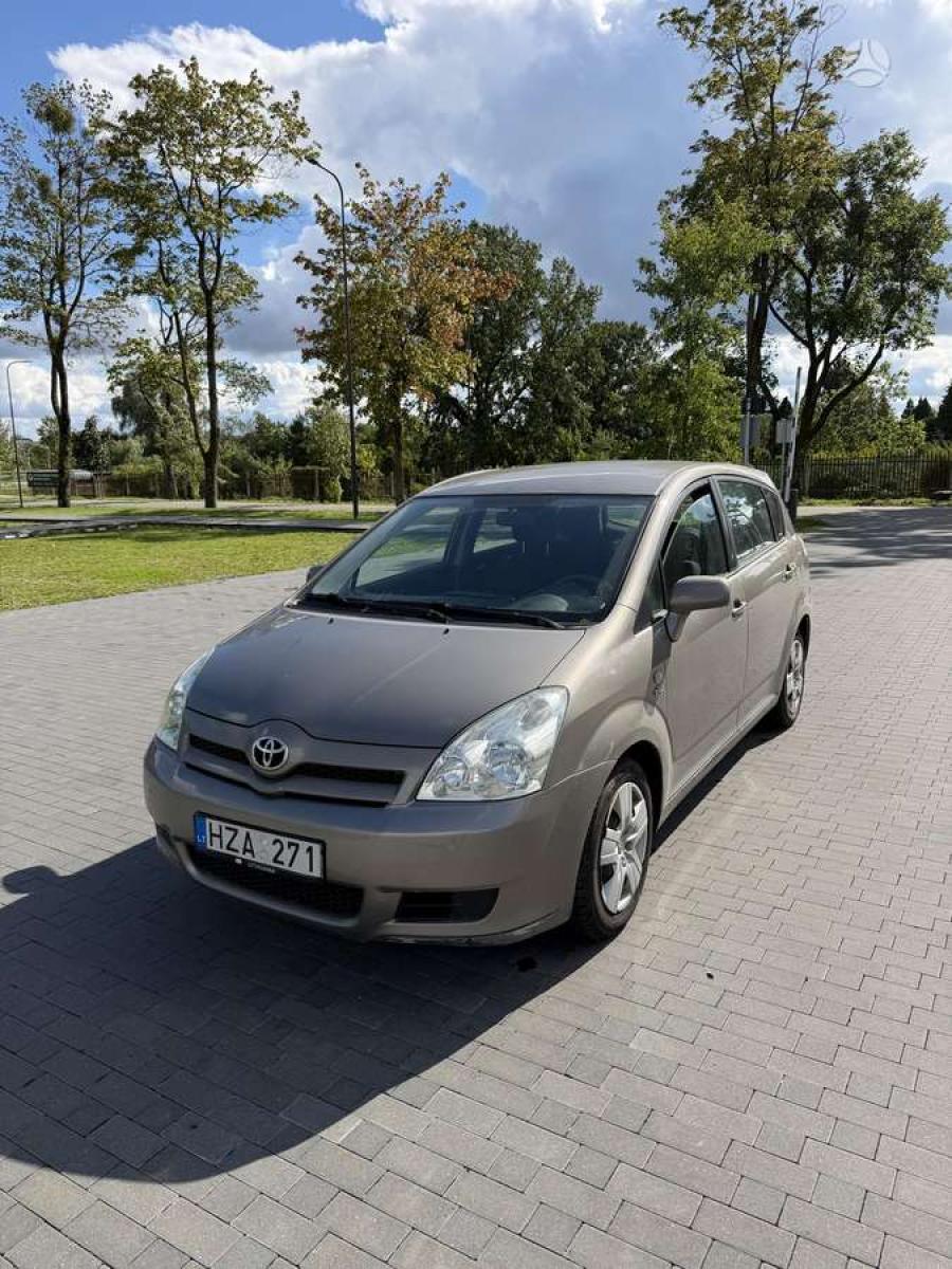 Pelēks Toyota Corolla Verso 2006 Kauņa, ar dzinēja tilpumu 2.00 L un nobraukumu 325 tūkst. km par 849 €, foto 1 vietnē AUTOMOTO.COM.LV