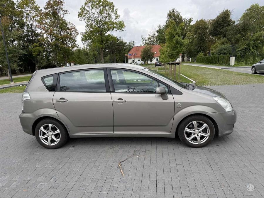Grey Toyota Corolla Verso 2006 in Kaunas, with an engine capacity of 2.00 L and mileage of 345 thousand km for 999 €, photo 5 on AUTOMOTO.COM.LV