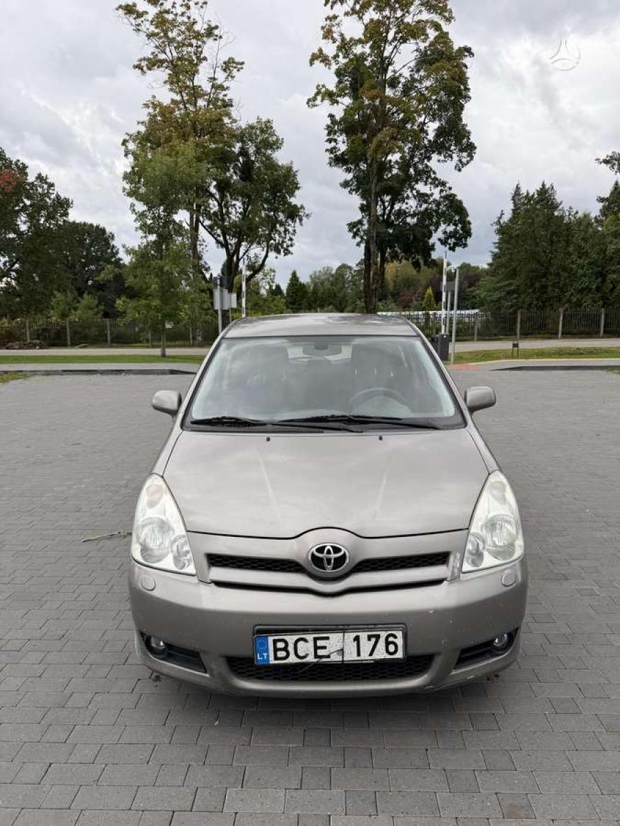 Pelēks Toyota Corolla Verso 2006 Kauņa, ar dzinēja tilpumu 2.00 L un nobraukumu 345 tūkst. km par 999 €, foto 1 vietnē AUTOMOTO.COM.LV