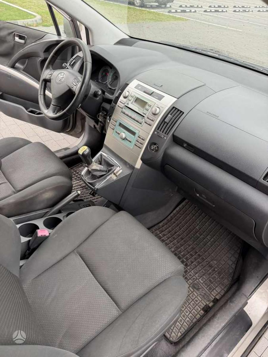 Pelēks Toyota Corolla Verso 2006 Kauņa, ar dzinēja tilpumu 2.00 L un nobraukumu 345 tūkst. km par 999 €, foto 16 vietnē AUTOMOTO.COM.LV