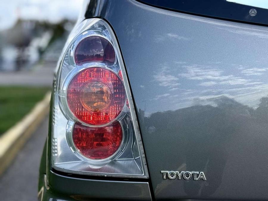 Grey Toyota Corolla Verso 2006 in Kaunas, with an engine capacity of 2.23 L and mileage of 247 thousand km for 2500 €, photo 9 on AUTOMOTO.COM.LV