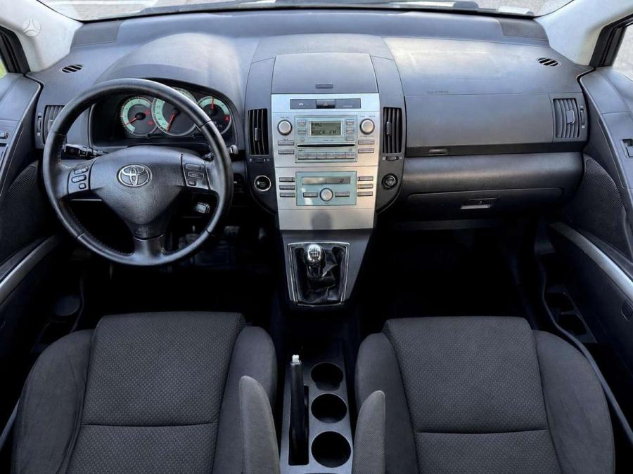 Grey Toyota Corolla Verso 2006 in Kaunas, with an engine capacity of 2.23 L and mileage of 247 thousand km for 2500 €, photo 26 on AUTOMOTO.COM.LV