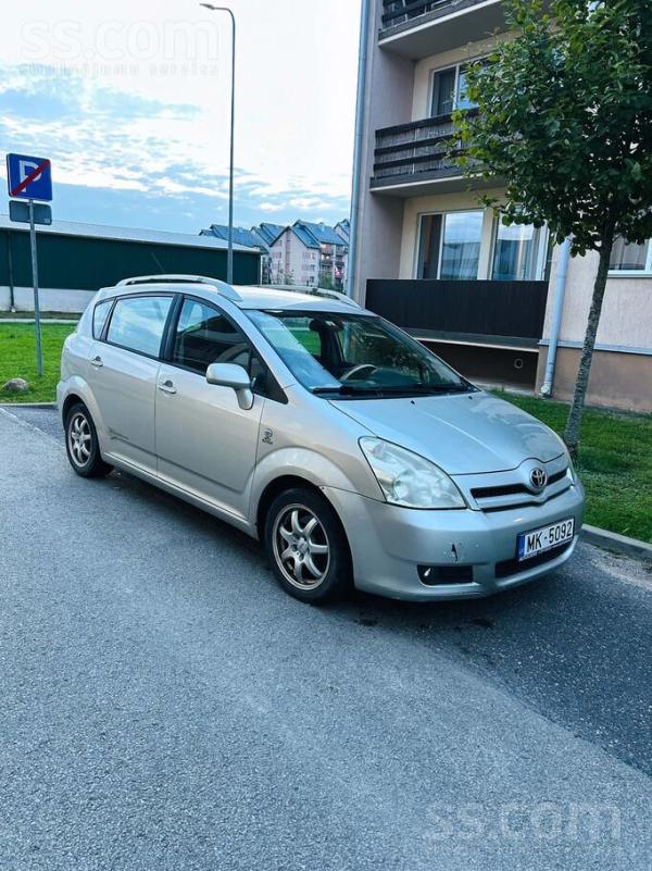 Pelēks Toyota Corolla Verso 2006 Rīga, ar dzinēja tilpumu 2.00 L un nobraukumu 353 tūkst. km par 1500 €, foto 1 vietnē AUTOMOTO.COM.LV