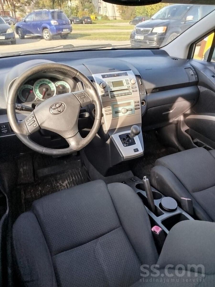 Grey Toyota Corolla Verso 2006 in Riga, with an engine capacity of 1.80 L and mileage of 340 thousand km for 2800 €, photo 6 on AUTOMOTO.COM.LV