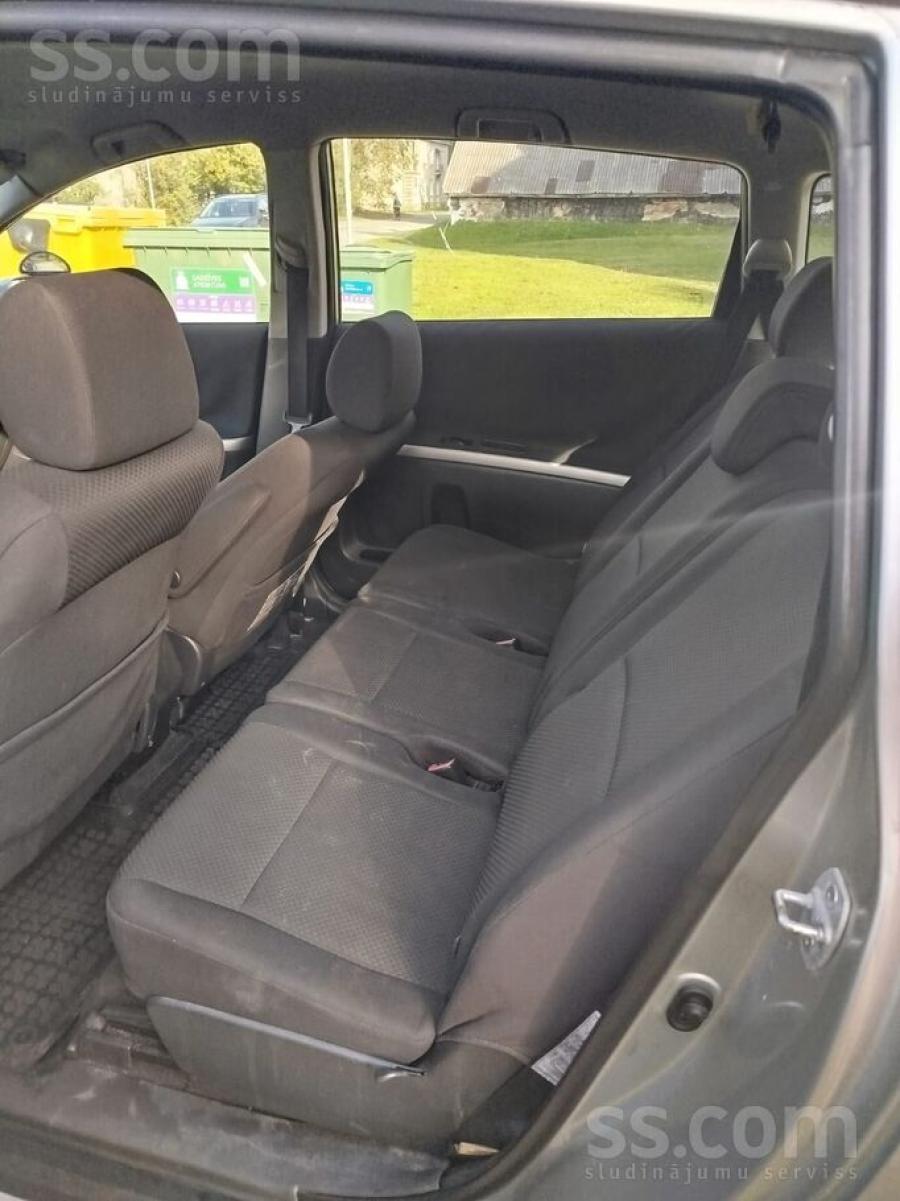 Grey Toyota Corolla Verso 2006 in Riga, with an engine capacity of 1.80 L and mileage of 340 thousand km for 2800 €, photo 8 on AUTOMOTO.COM.LV