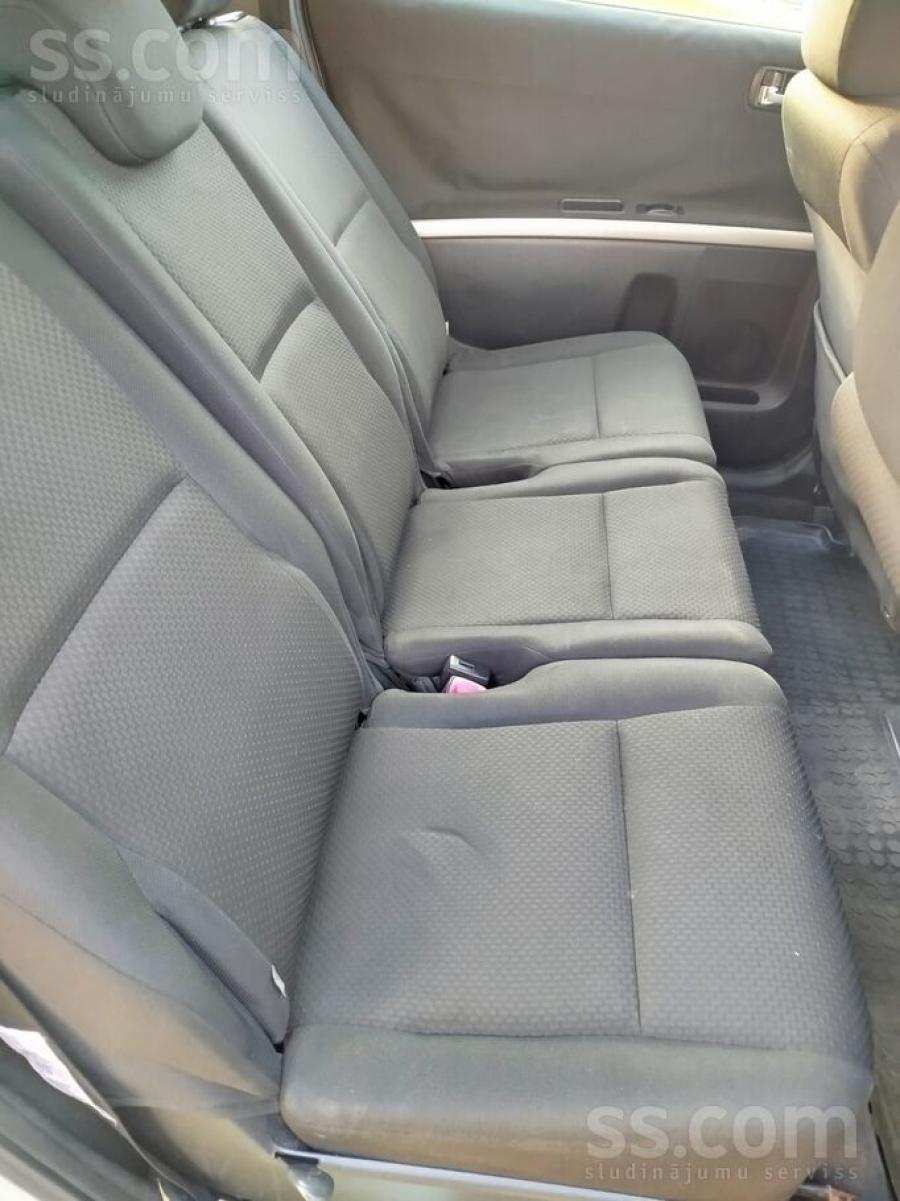 Grey Toyota Corolla Verso 2006 in Riga, with an engine capacity of 1.80 L and mileage of 340 thousand km for 2800 €, photo 9 on AUTOMOTO.COM.LV