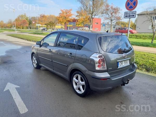 Pelēks Toyota Corolla Verso 2006 Saldus, ar dzinēja tilpumu 2.20 L un nobraukumu 375 tūkst. km par 890 €, foto 4 vietnē AUTOMOTO.COM.LV
