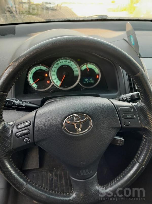 Pelēks Toyota Corolla Verso 2006 Saldus, ar dzinēja tilpumu 2.20 L un nobraukumu 375 tūkst. km par 890 €, foto 9 vietnē AUTOMOTO.COM.LV