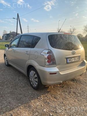 Grey Toyota Corolla Verso 2007 in Riga, with an engine capacity of 2.20 L and mileage of 265 thousand km for 1400 €, photo 2 on AUTOMOTO.COM.LV