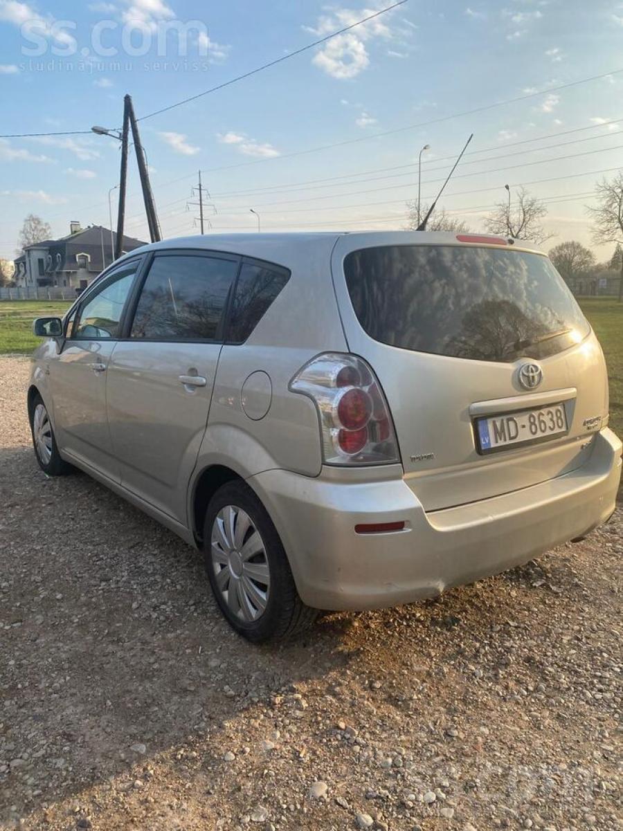 Grey Toyota Corolla Verso 2007 in Riga, with an engine capacity of 2.20 L and mileage of 265 thousand km for 1400 €, photo 2 on AUTOMOTO.COM.LV