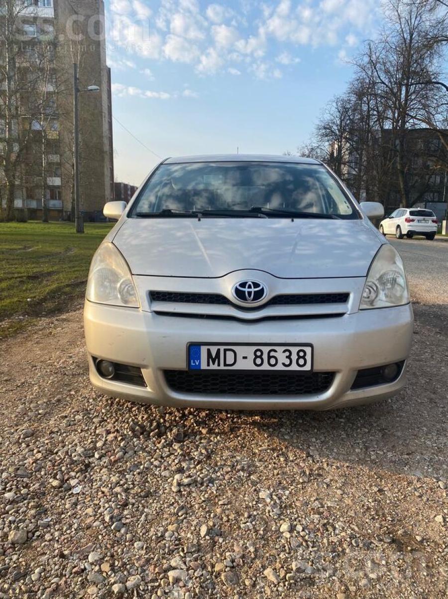 Grey Toyota Corolla Verso 2007 in Riga, with an engine capacity of 2.20 L and mileage of 265 thousand km for 1400 €, photo 3 on AUTOMOTO.COM.LV