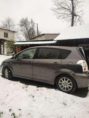 Pelēks Toyota Corolla Verso 2007 Viļņa, ar dzinēja tilpumu 2.23 L un nobraukumu 300 tūkst. km par 2000 €, foto 5 vietnē AUTOMOTO.COM.LV