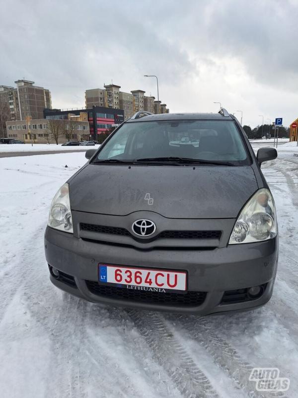 Pelēks Toyota Corolla Verso 2007 Kauņa, ar dzinēja tilpumu 2.20 L un nobraukumu 282 tūkst. km par 2350 €, foto 1 vietnē AUTOMOTO.COM.LV