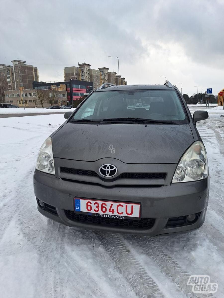 Grey Toyota Corolla Verso 2007 in Kaunas, with an engine capacity of 2.20 L and mileage of 282 thousand km for 2350 €, photo 1 on AUTOMOTO.COM.LV