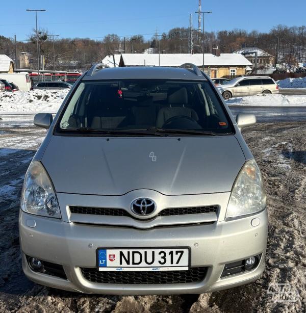 Pelēks Toyota Corolla Verso 2007 Kauņa, ar dzinēja tilpumu 2.20 L un nobraukumu 295 tūkst. km par 2300 €, foto 1 vietnē AUTOMOTO.COM.LV