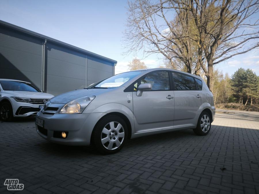 Pelēks Toyota Corolla Verso 2007 Kauņa, ar dzinēja tilpumu 2.20 L un nobraukumu 267 tūkst. km par 1000 €, foto 1 vietnē AUTOMOTO.COM.LV
