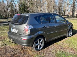 Grey Toyota Corolla Verso 2007 in Gulbene, with an engine capacity of 2.20 L and mileage of 439 thousand km for 1750 €, photo 3 on AUTOMOTO.COM.LV