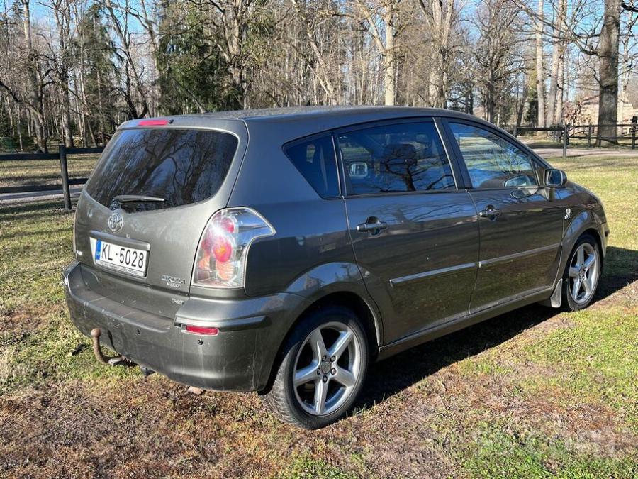 Grey Toyota Corolla Verso 2007 in Gulbene, with an engine capacity of 2.20 L and mileage of 439 thousand km for 1750 €, photo 3 on AUTOMOTO.COM.LV