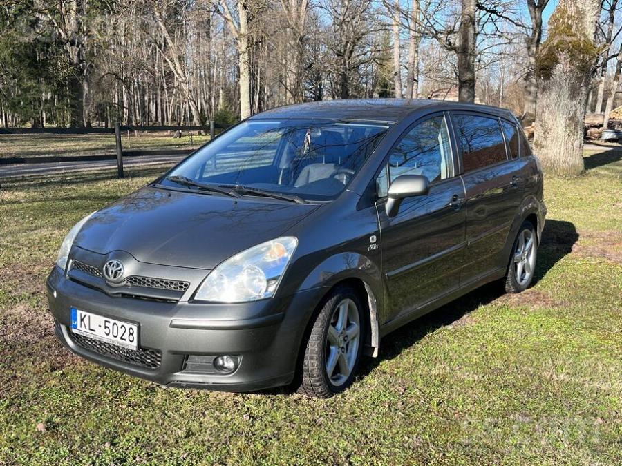 Grey Toyota Corolla Verso 2007 in Gulbene, with an engine capacity of 2.20 L and mileage of 439 thousand km for 1750 €, photo 4 on AUTOMOTO.COM.LV