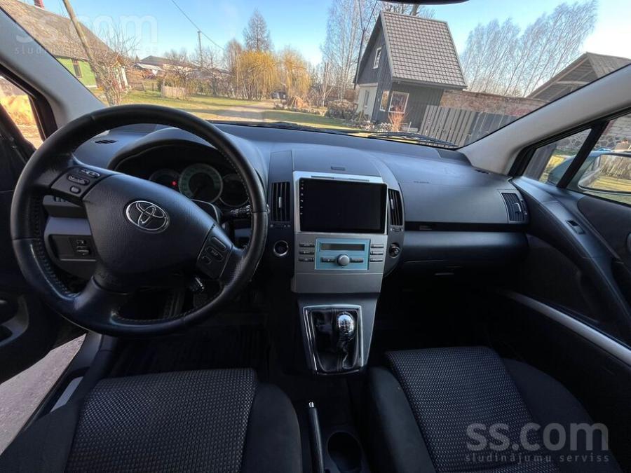 Grey Toyota Corolla Verso 2007 in Gulbene, with an engine capacity of 2.20 L and mileage of 439 thousand km for 1750 €, photo 5 on AUTOMOTO.COM.LV