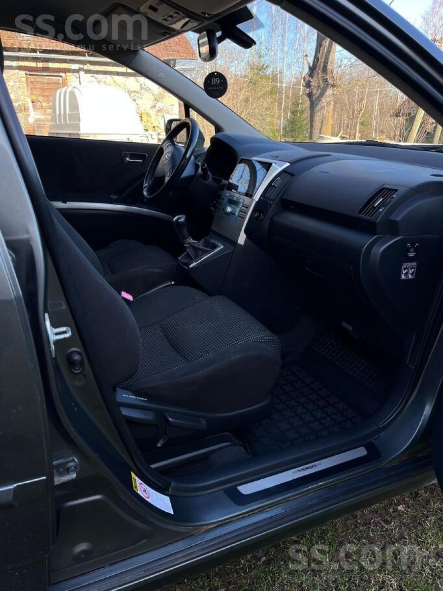 Grey Toyota Corolla Verso 2007 in Gulbene, with an engine capacity of 2.20 L and mileage of 439 thousand km for 1750 €, photo 9 on AUTOMOTO.COM.LV