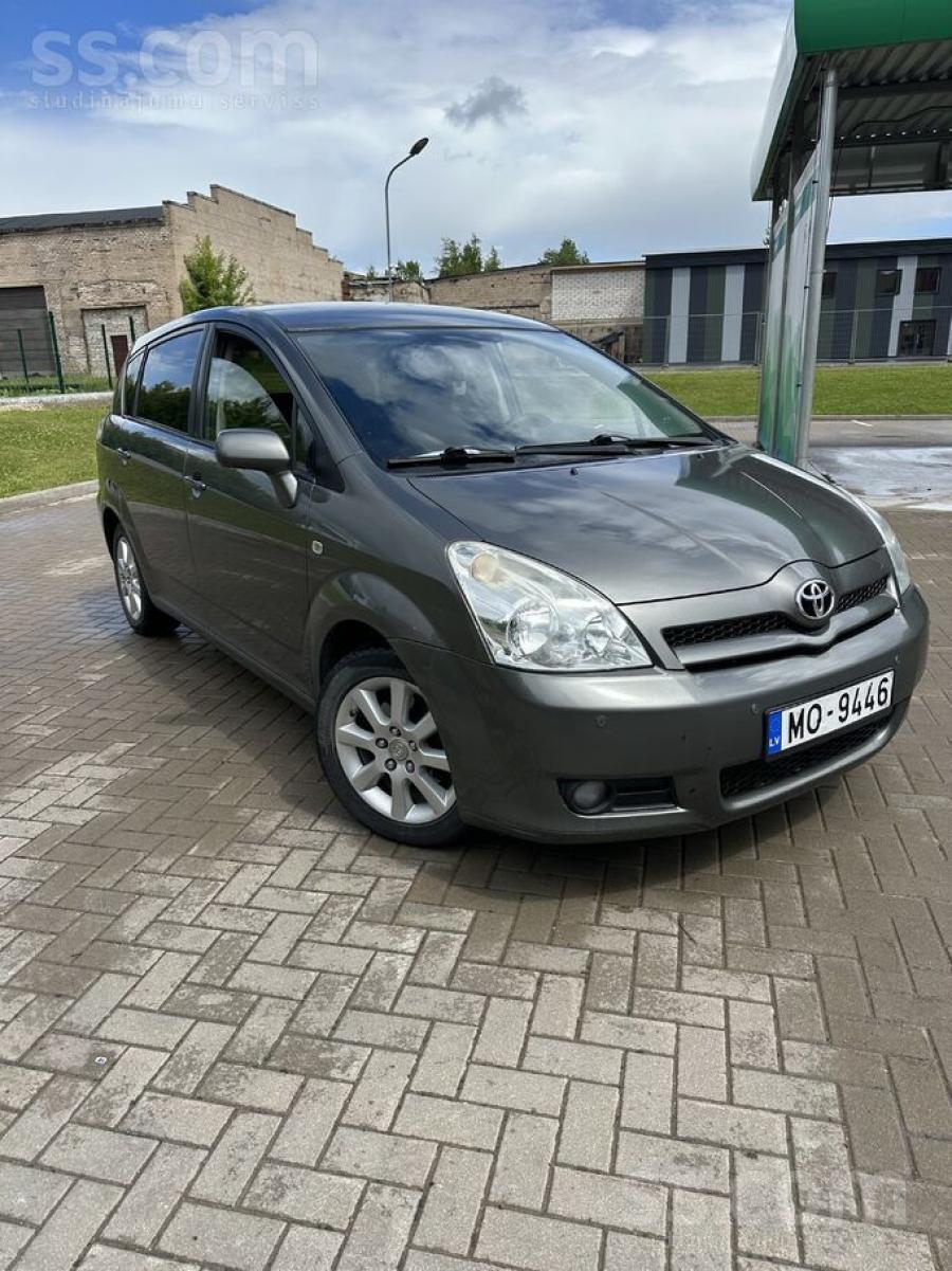 Pelēks Toyota Corolla Verso 2007 Rēzekne, ar dzinēja tilpumu 2.20 L un nobraukumu 320 tūkst. km par 1895 €, foto 1 vietnē AUTOMOTO.COM.LV