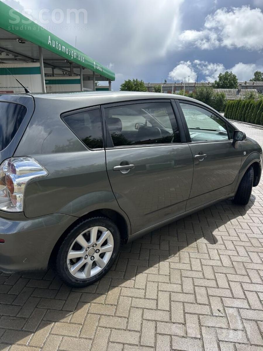 Pelēks Toyota Corolla Verso 2007 Rēzekne, ar dzinēja tilpumu 2.20 L un nobraukumu 320 tūkst. km par 1895 €, foto 3 vietnē AUTOMOTO.COM.LV