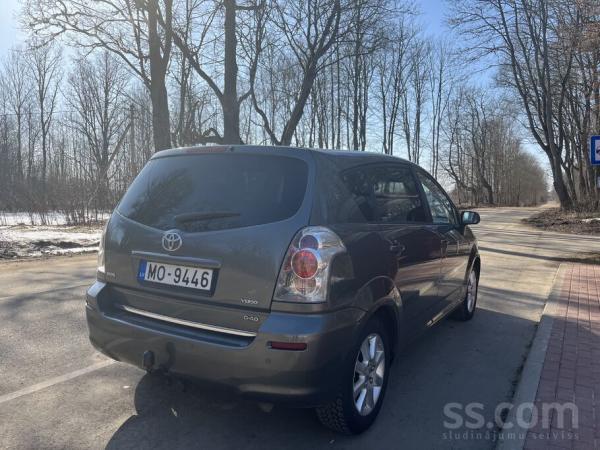 Pelēks Toyota Corolla Verso 2007 Ludza, ar dzinēja tilpumu 2.20 L un nobraukumu 318 tūkst. km par 1690 €, foto 3 vietnē AUTOMOTO.COM.LV