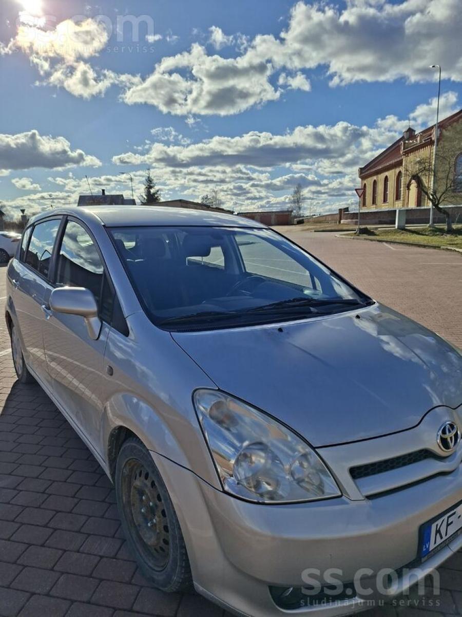 Grey Toyota Corolla Verso 2007 in Jekabpils, with an engine capacity of 1.80 L and mileage of 199 thousand km for 1500 €, photo 1 on AUTOMOTO.COM.LV