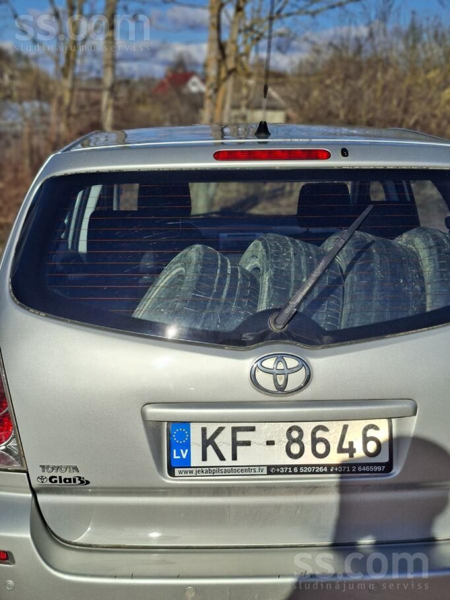 Grey Toyota Corolla Verso 2007 in Jekabpils, with an engine capacity of 1.80 L and mileage of 199 thousand km for 1500 €, photo 3 on AUTOMOTO.COM.LV