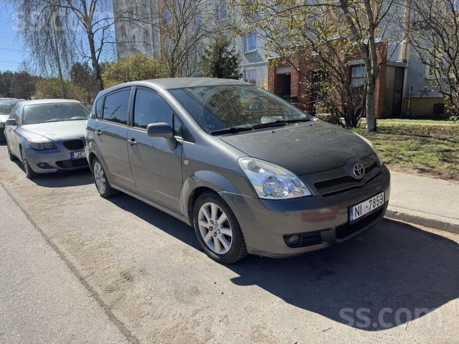 Pelēks Toyota Corolla Verso 2007 Rīga, ar dzinēja tilpumu 2.20 L un nobraukumu 357 tūkst. km par 2200 €, foto 3 vietnē AUTOMOTO.COM.LV