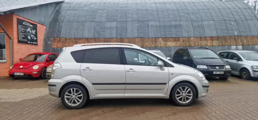 Grey Toyota Corolla Verso 2007 in Valmiera, with an engine capacity of 2.20 L and mileage of 271 thousand km for 2500 €, photo 3 on AUTOMOTO.COM.LV