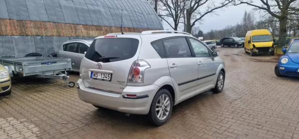 Grey Toyota Corolla Verso 2007 in Valmiera, with an engine capacity of 2.20 L and mileage of 271 thousand km for 2500 €, photo 3 on AUTOMOTO.COM.LV