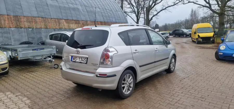 Grey Toyota Corolla Verso 2007 in Valmiera, with an engine capacity of 2.20 L and mileage of 271 thousand km for 2500 €, photo 4 on AUTOMOTO.COM.LV