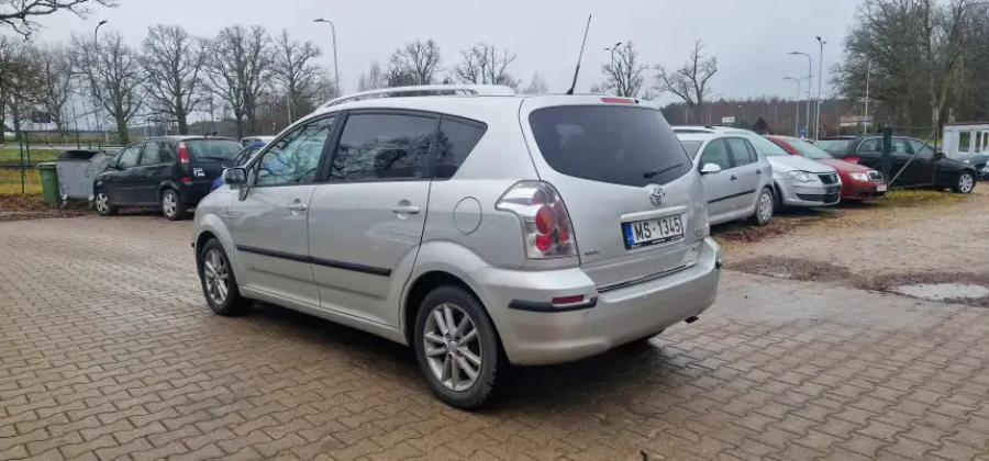 Grey Toyota Corolla Verso 2007 in Valmiera, with an engine capacity of 2.20 L and mileage of 271 thousand km for 2500 €, photo 5 on AUTOMOTO.COM.LV