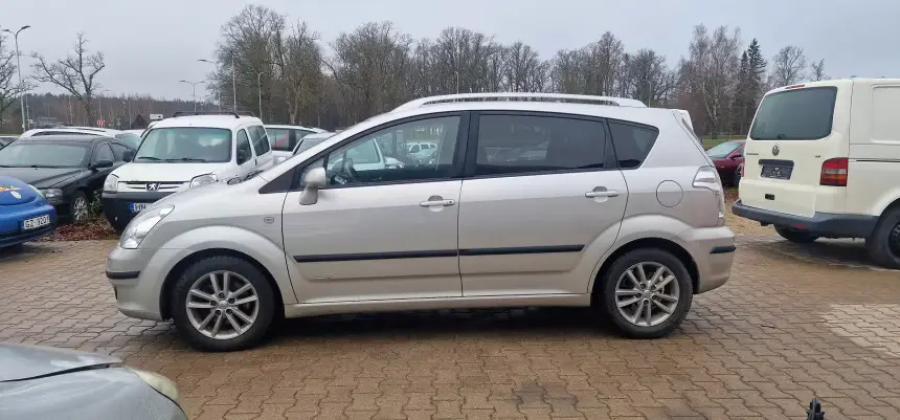 Grey Toyota Corolla Verso 2007 in Valmiera, with an engine capacity of 2.20 L and mileage of 271 thousand km for 2500 €, photo 6 on AUTOMOTO.COM.LV