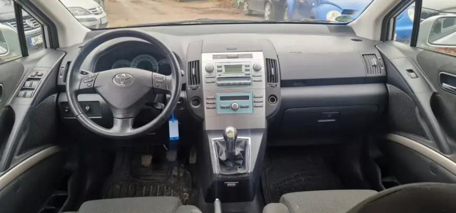 Grey Toyota Corolla Verso 2007 in Valmiera, with an engine capacity of 2.20 L and mileage of 271 thousand km for 2500 €, photo 8 on AUTOMOTO.COM.LV