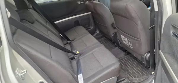 Grey Toyota Corolla Verso 2007 in Valmiera, with an engine capacity of 2.20 L and mileage of 271 thousand km for 2500 €, photo 10 on AUTOMOTO.COM.LV