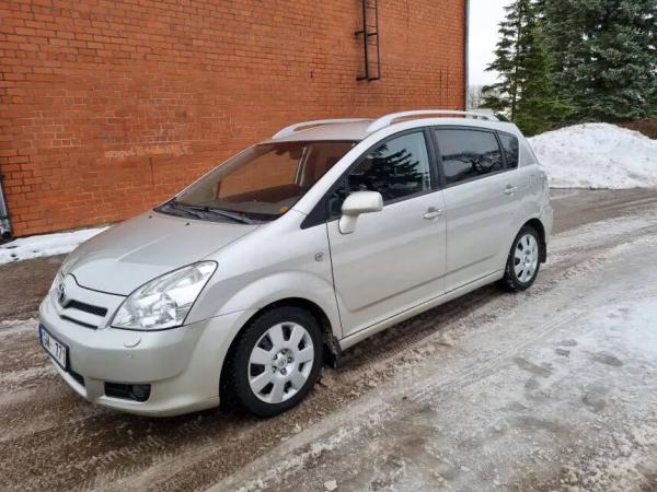 Grey Toyota Corolla Verso 2007 in Jekabpils, with an engine capacity of 2.20 L and mileage of 293 thousand km for 2550 €, photo 1 on AUTOMOTO.COM.LV