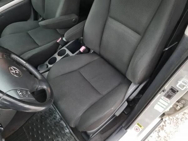 Grey Toyota Corolla Verso 2007 in Jekabpils, with an engine capacity of 2.20 L and mileage of 293 thousand km for 2550 €, photo 10 on AUTOMOTO.COM.LV
