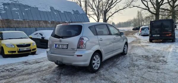 Grey Toyota Corolla Verso 2007 in Valmiera, with an engine capacity of 2.20 L and mileage of 420 thousand km for 1850 €, photo 3 on AUTOMOTO.COM.LV