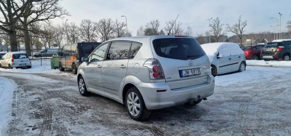 Grey Toyota Corolla Verso 2007 in Valmiera, with an engine capacity of 2.20 L and mileage of 420 thousand km for 1850 €, photo 4 on AUTOMOTO.COM.LV
