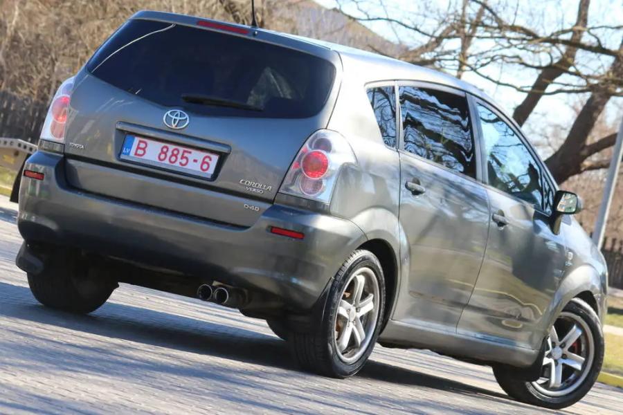 Pelēks Toyota Corolla Verso 2007 Rīga, ar dzinēja tilpumu 2.20 L un nobraukumu 383 tūkst. km par 1690 €, foto 3 vietnē AUTOMOTO.COM.LV